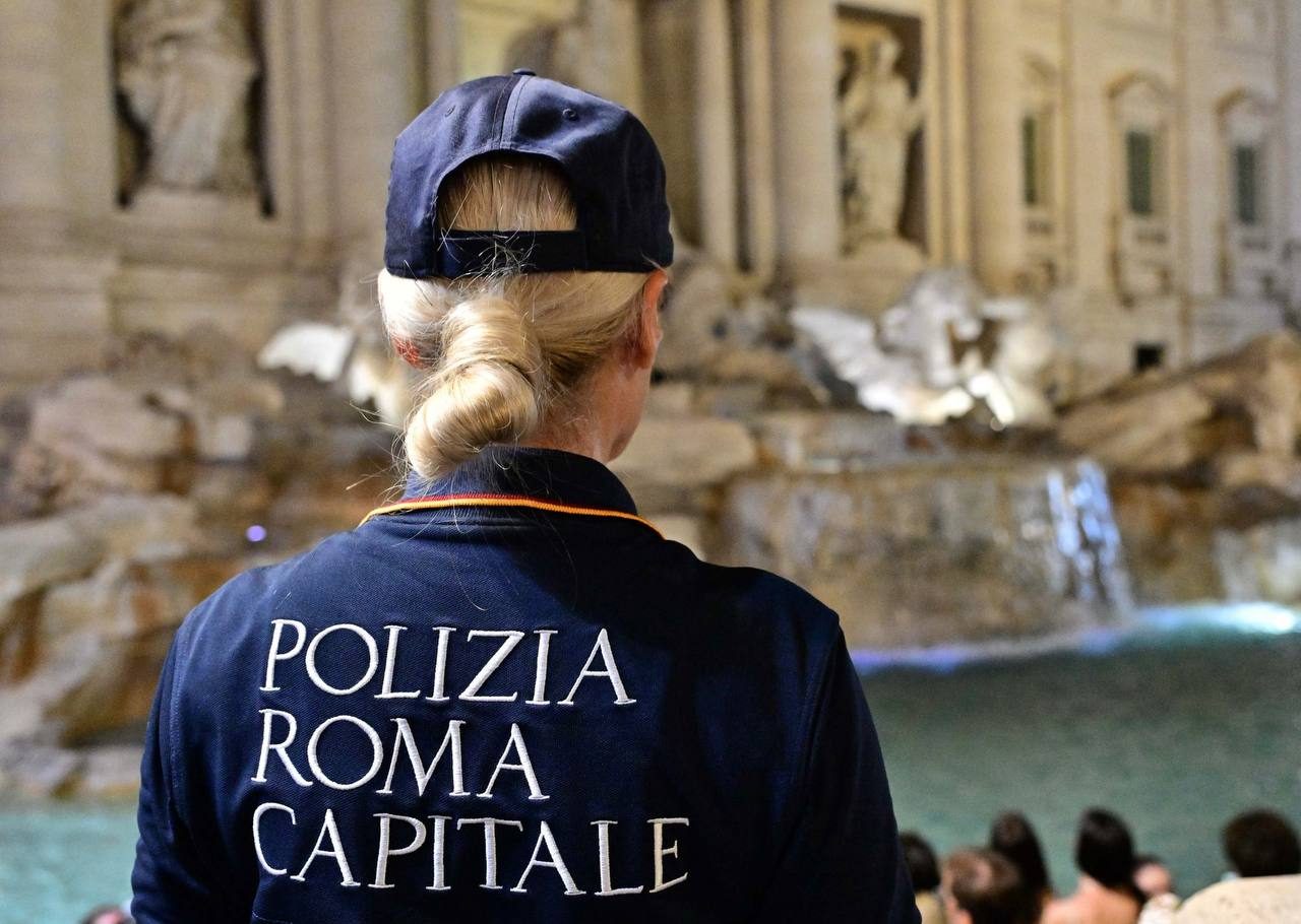 Borseggiatori si fingono fotografi alla Fontana di Trevi per derubare i ...