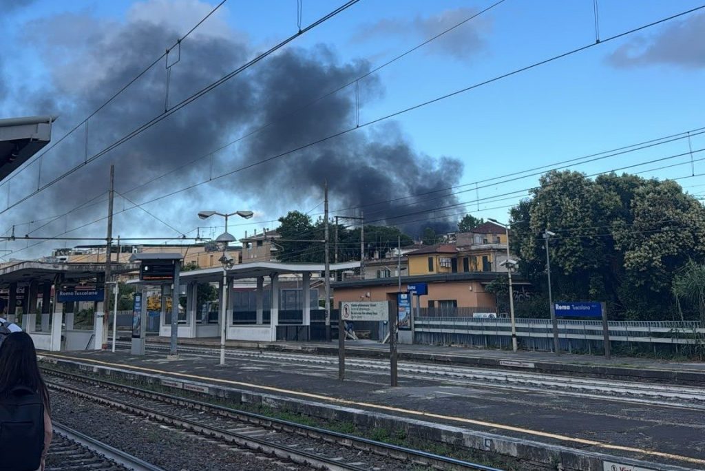 Incendio al Tuscolano, va a fuoco un vivaio: nube di fumo visibile in ...
