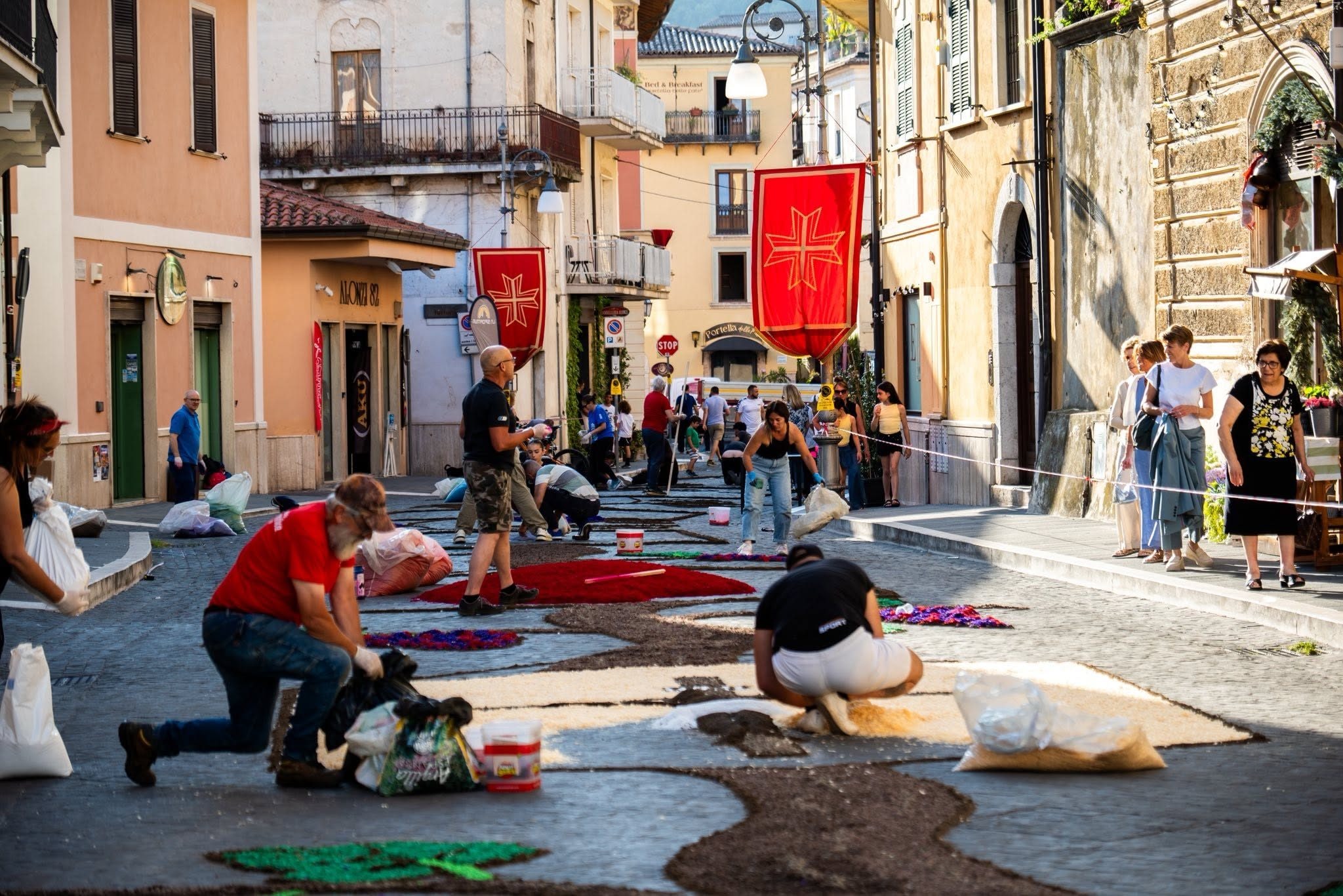 Rissa all'infiorata di Sora, i fiori intralciano i tavoli di un locale ...