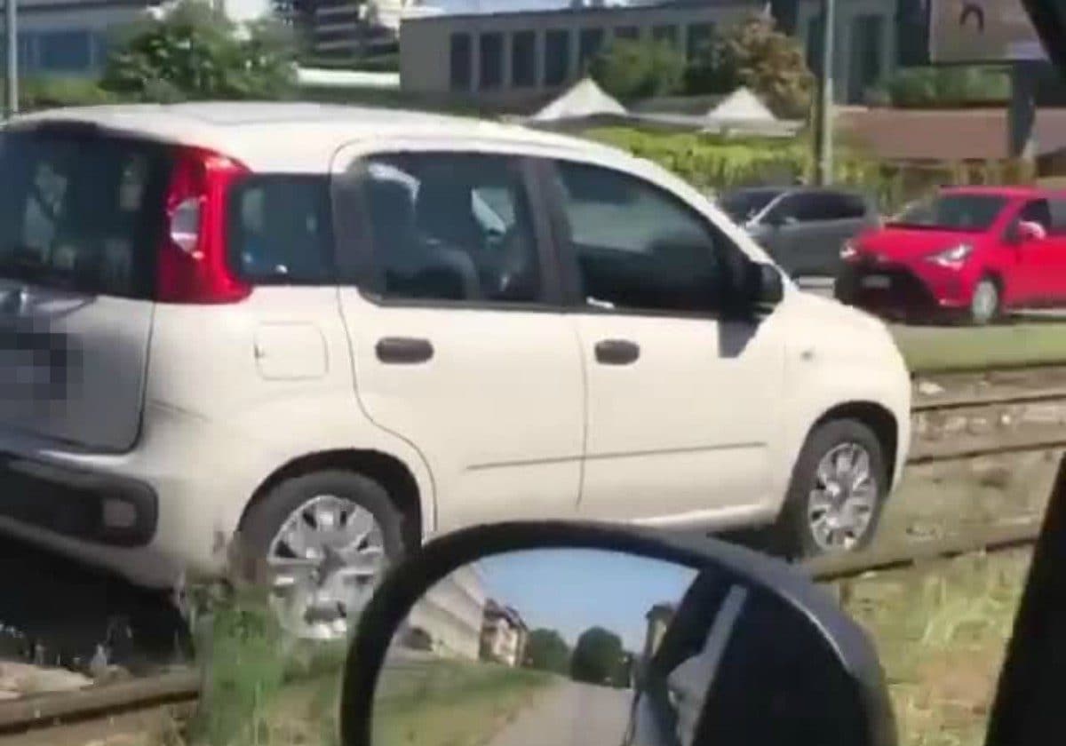 Milano, automobilista cammina con la Panda sui binari del tram: il ...