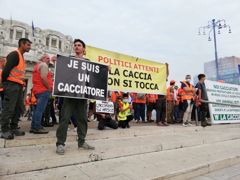 Caccia in Lombardia, manifestanti protestano a Milano contro la ...