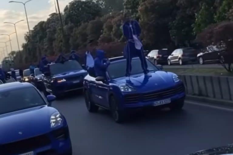 Appeso a un canestro e in piedi su un suv: caos a Milano per il nuovo ...