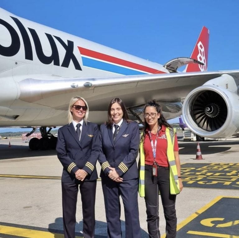 Per la prima volta decolla un boeing 747 con un equipaggio tutto al ...