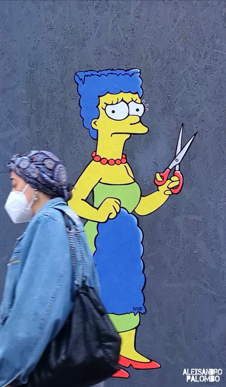Realizzato un murale su Marge Simpson a sostegno delle donne iraniane ...
