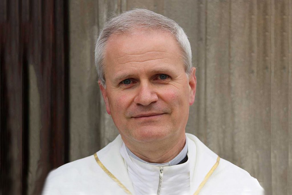 Prete trova 40mila euro nella cassetta delle offerte in chiesa: il biglietto è senza firma