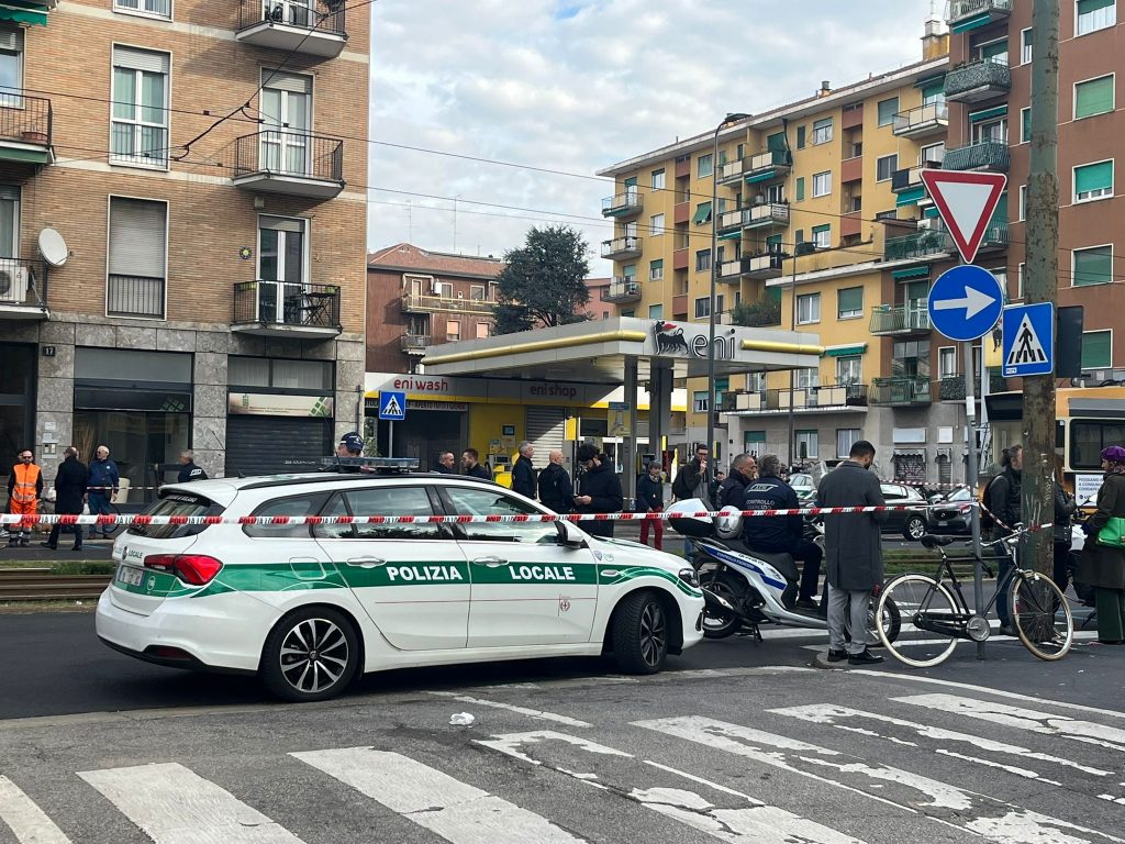 Ragazzo di 14 anni muore investito da un tram a Milano, l'incidente in ...