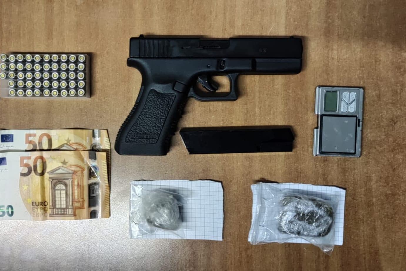 Litiga e spara contro una decina di ragazzi alla fermata della metro ...