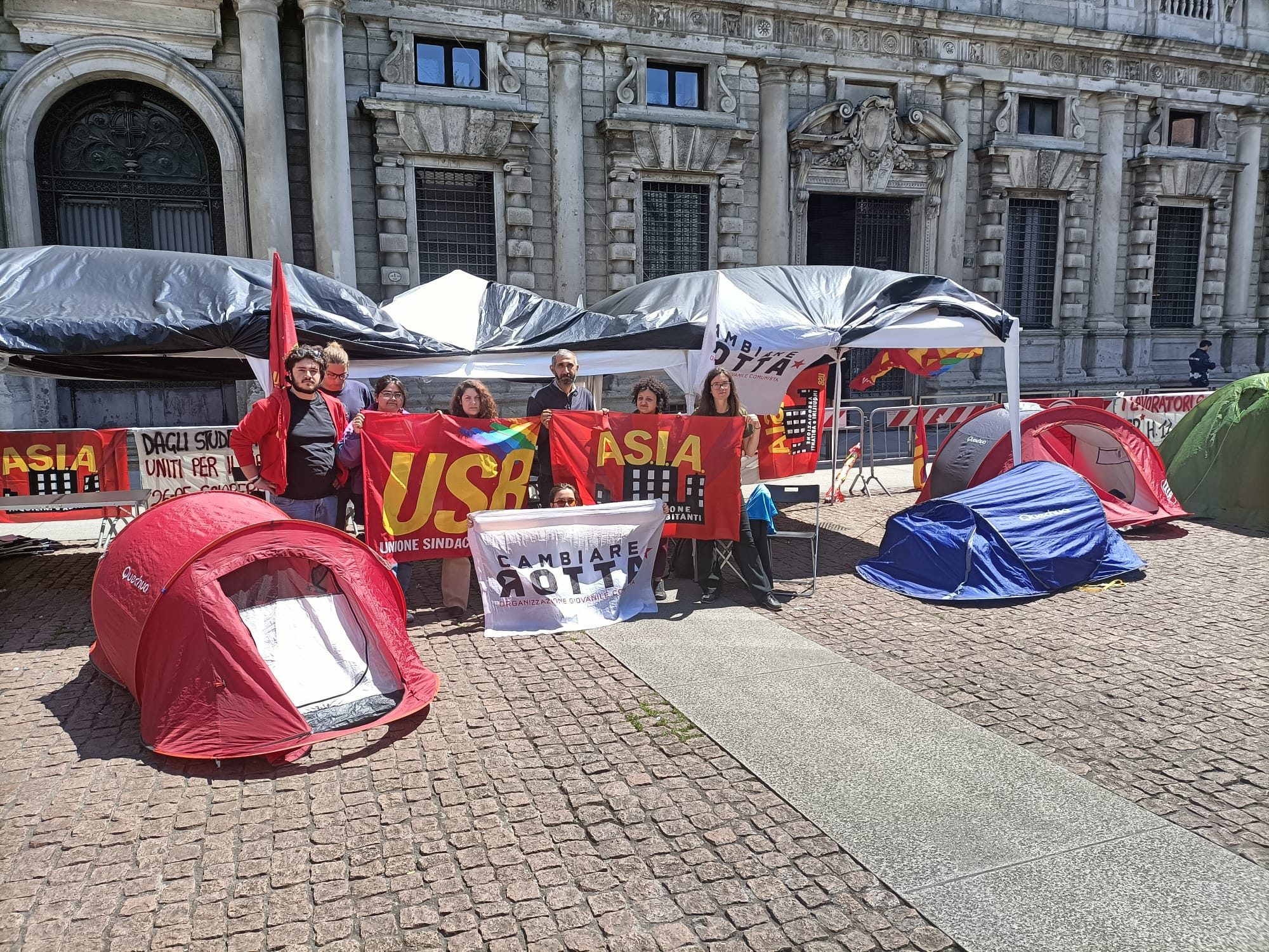 "Sala sfratta una famiglia dopo tre giorni di presidio fuori dal Comune": la denuncia del sindacato