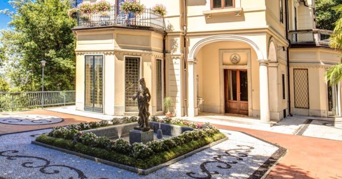 Influencer distrugge una scultura di Enrico Butti mentre gira un video: "Voleva dare 200 euro di ...