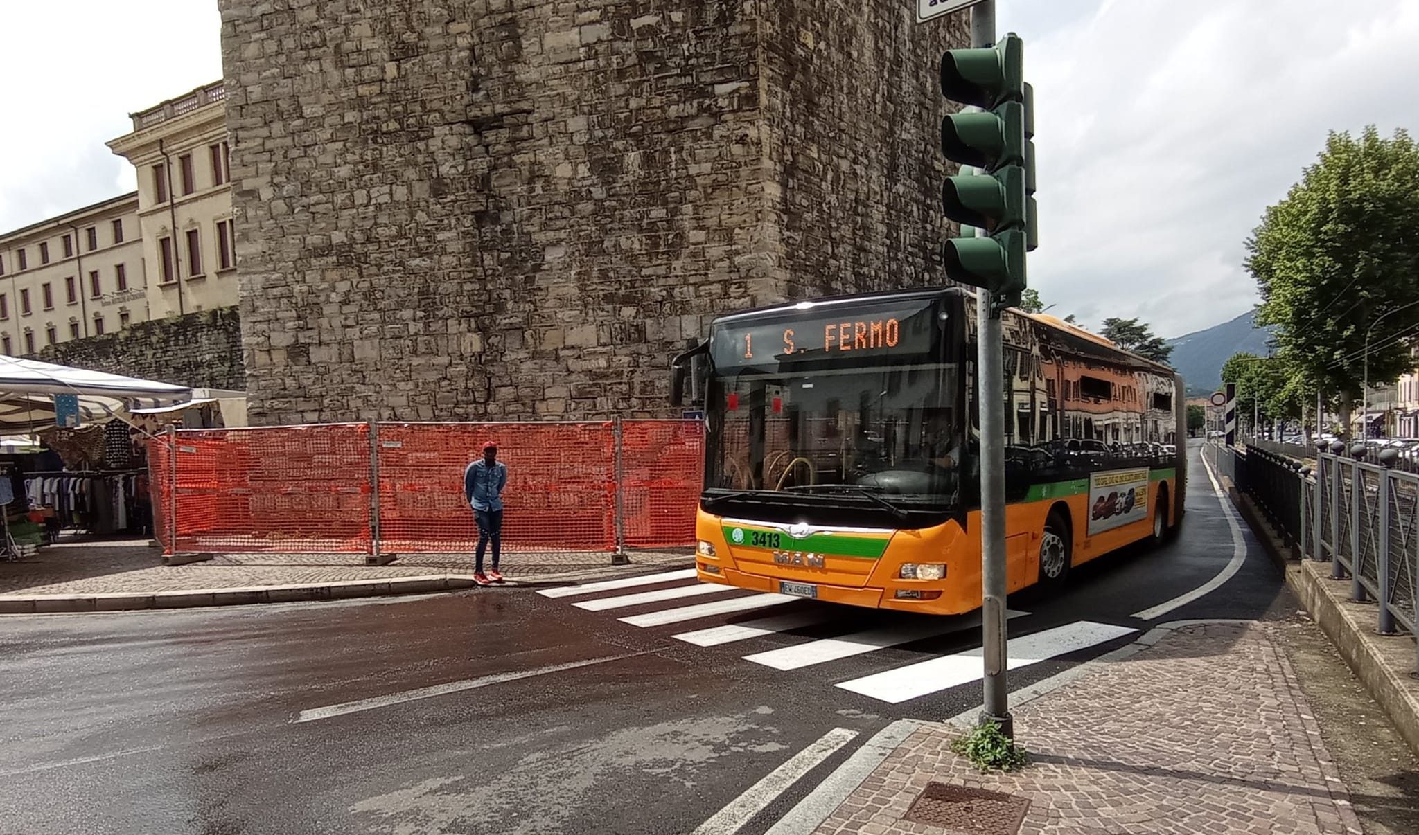 Picchia con l'ombrello e rivolge insulti sessisti a un controllore ...