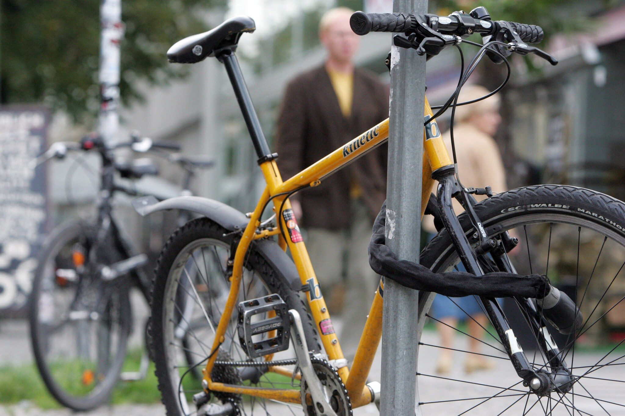 Lega male la bici al palo, qualcuno gli mette un lucchetto con il ...