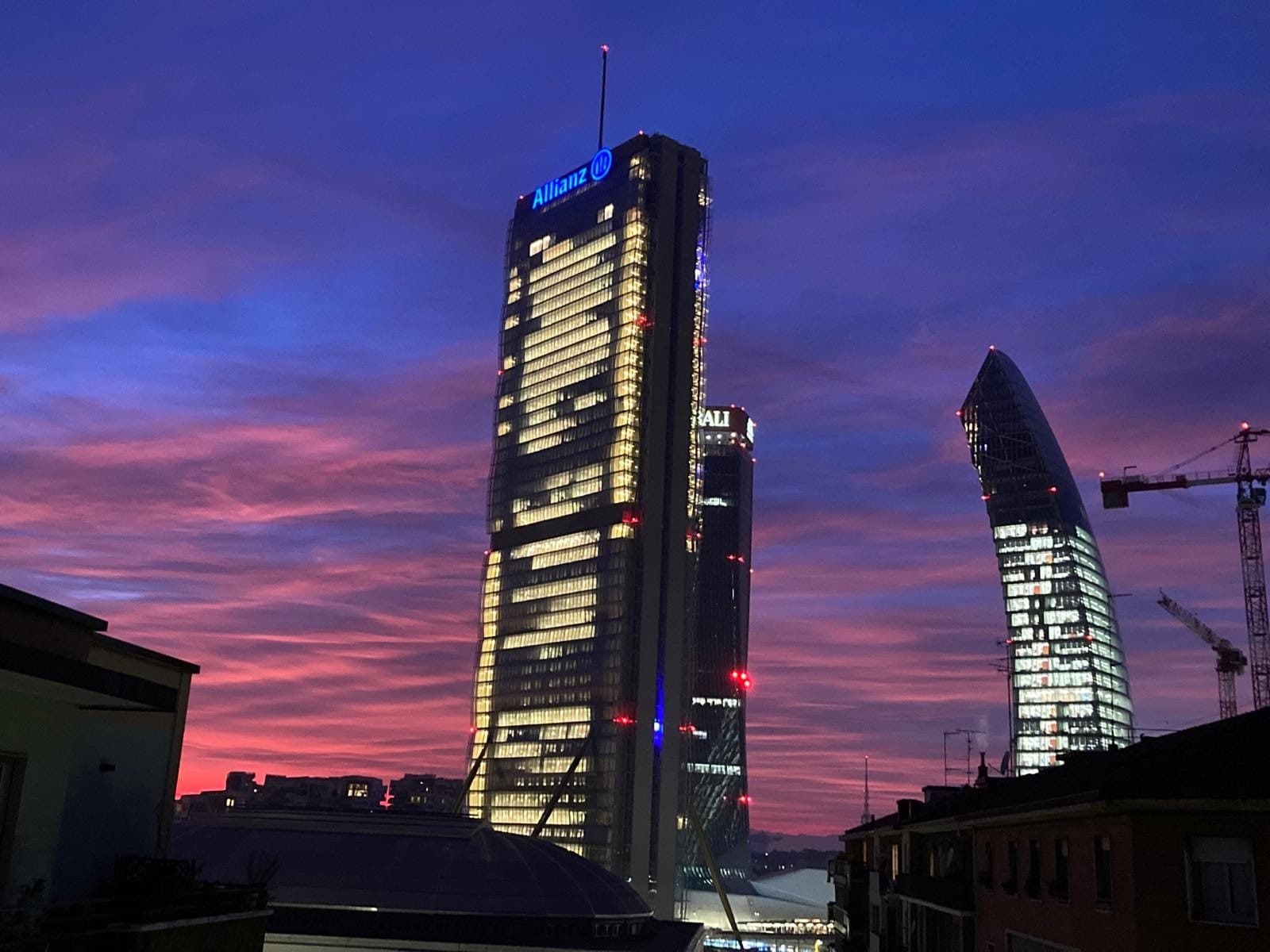 Lo spettacolo del tramonto a Milano: il cielo si tinge di rosso con ...