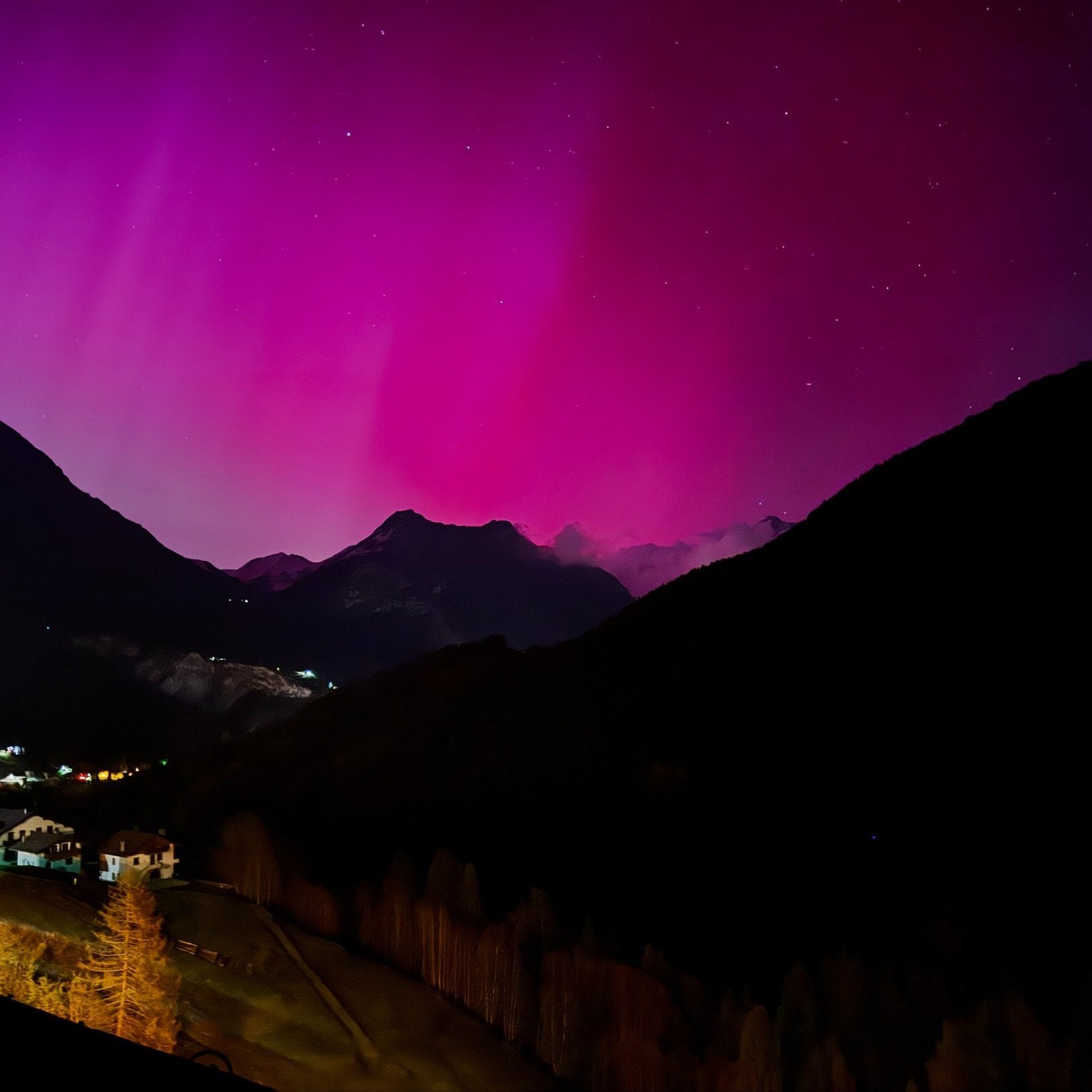 L’aurora boreale tinge il cielo di rosa a Livigno | le foto dello ...