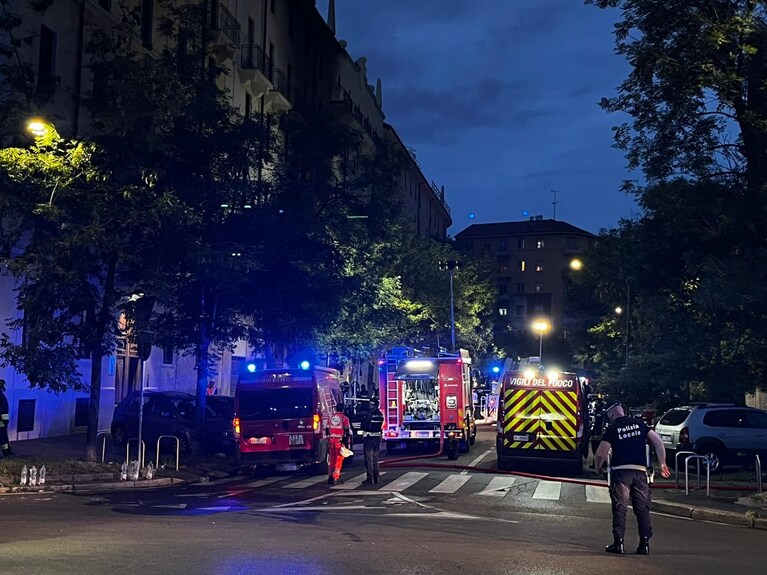 Il video dell'incendio in un palazzo a Milano, morta una famiglia: si ...
