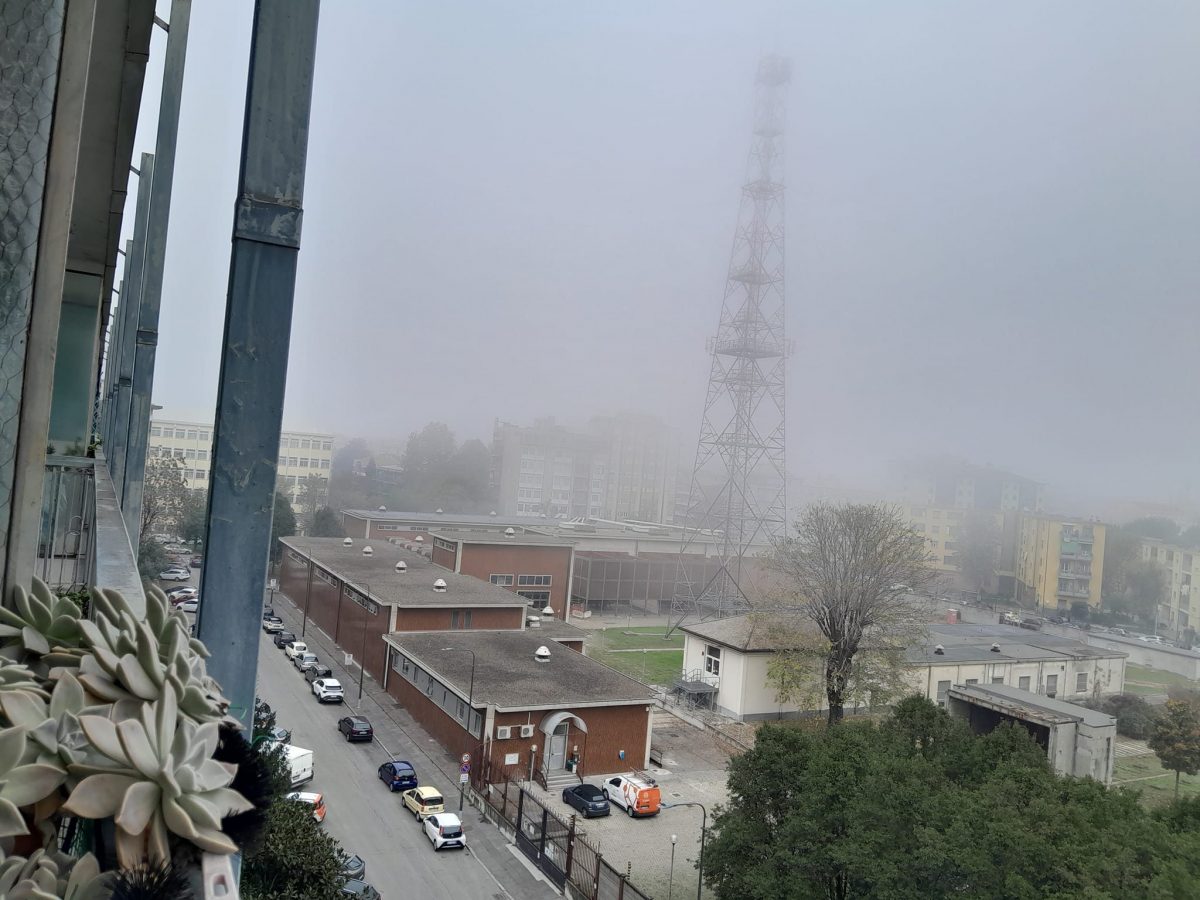 A Milano è tornata la nebbia: le immagini della città coperta