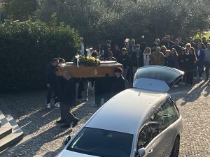 Funerali di Sara Centelleghe, uccisa con 70 forbiciate dal vicino di ...