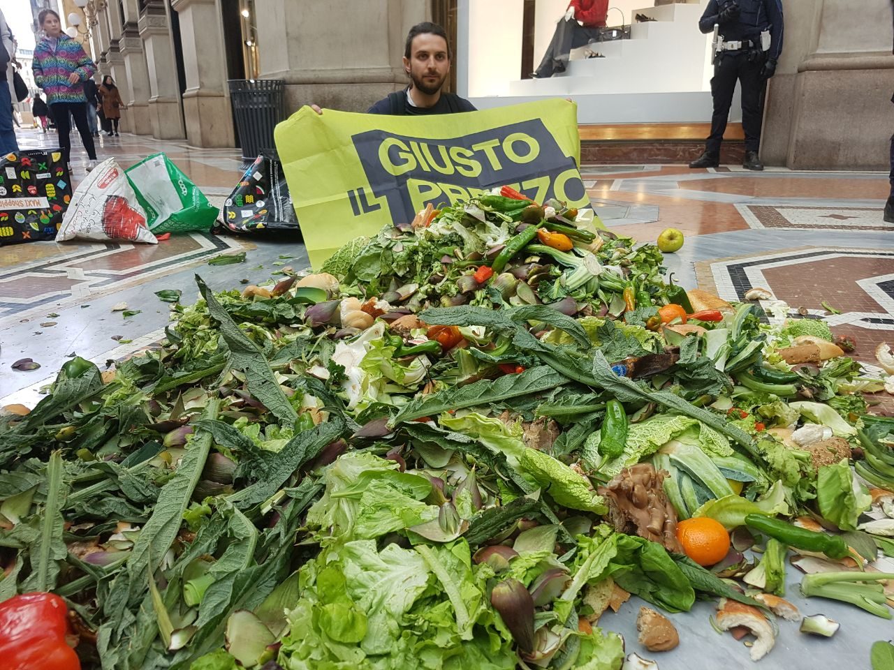 Blitz di Ultima Generazione a Milano, frutta e verdura marcia sul ...