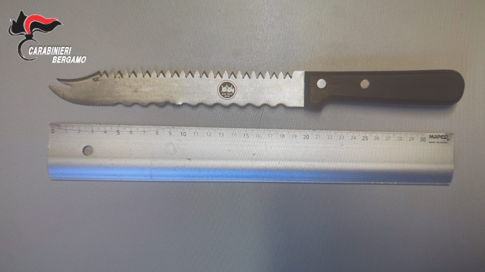 Litiga con i familiari, va davanti a una scuola con un coltello e minaccia gli studenti ...