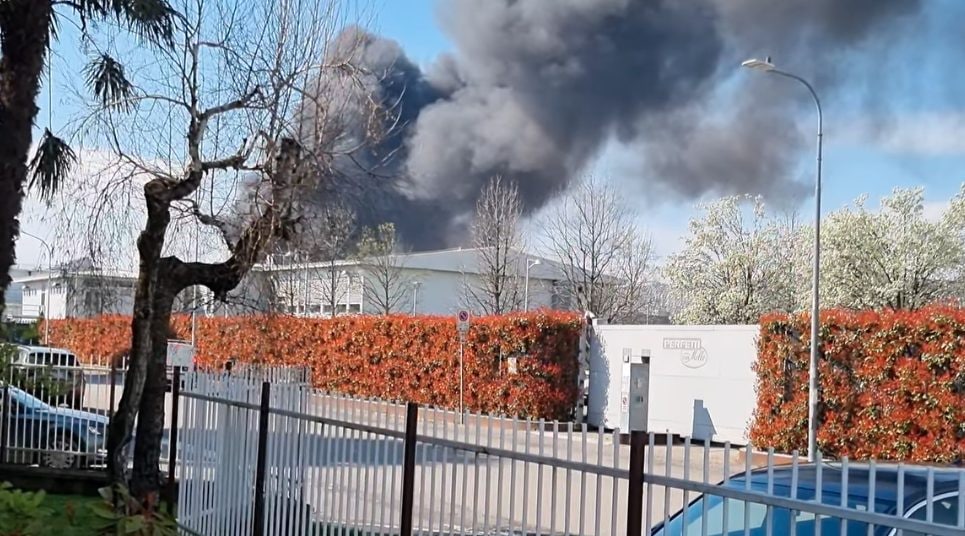 Esplosione e incendio allo stabilimento Perfetti di Lainate (Milano ...