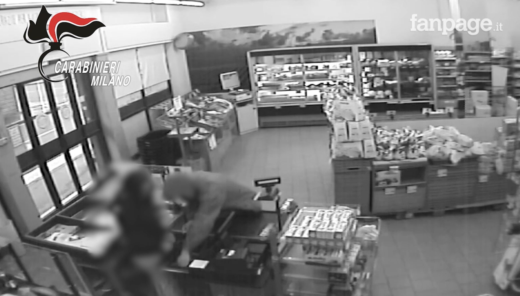 Minaccia la cassiera con un coltello e ruba l'incasso del supermercato ...