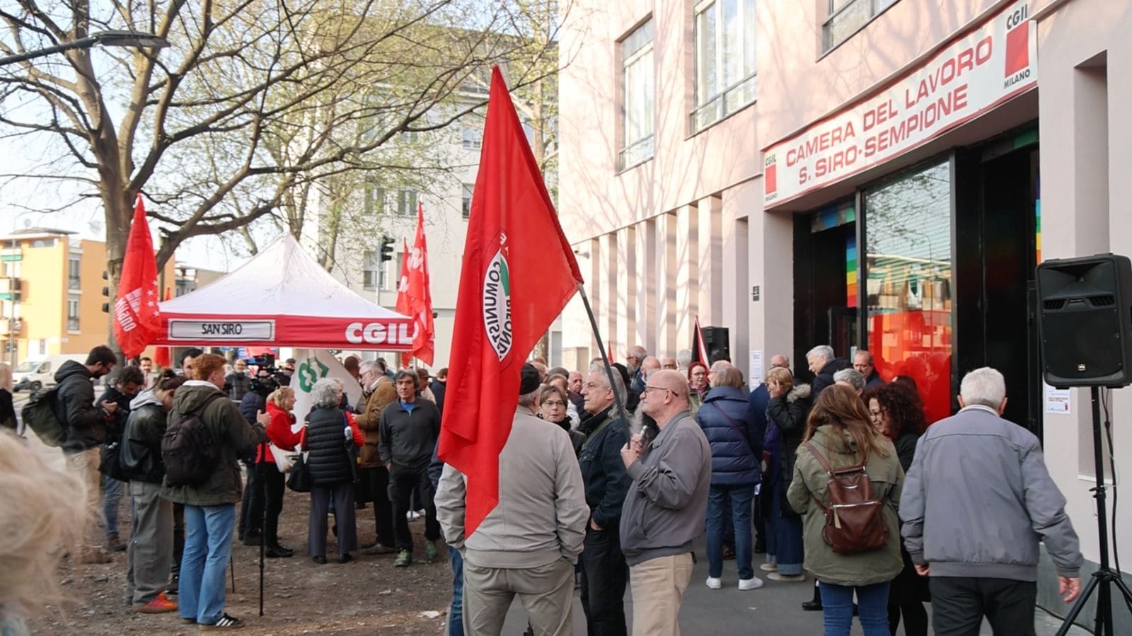 Cittadini in piazza contro Articolo 52 e il remigration summit a Milano ...