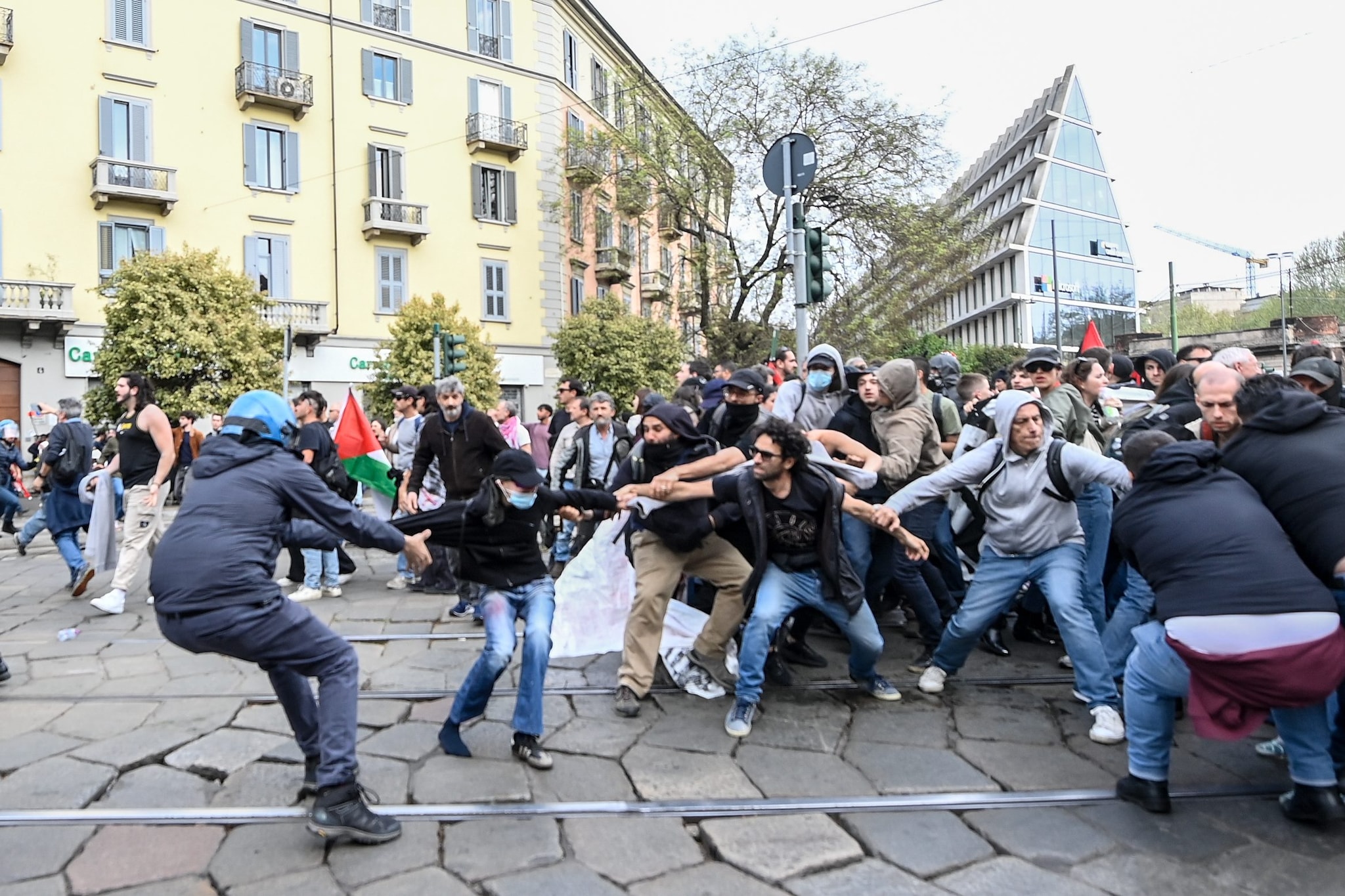Scritta contro Meloni durante il corteo Pro Palestina a Milano, si ...