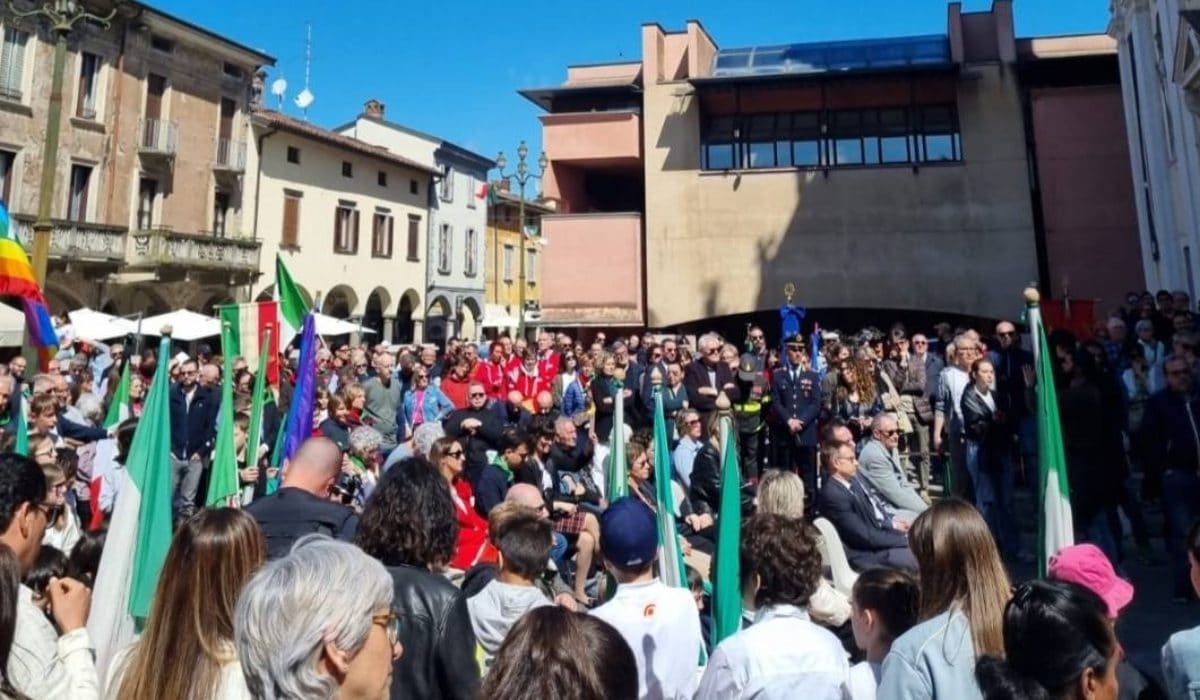 Il video del corteo che a Romano di Lombardia canta 'Bella Ciao ...