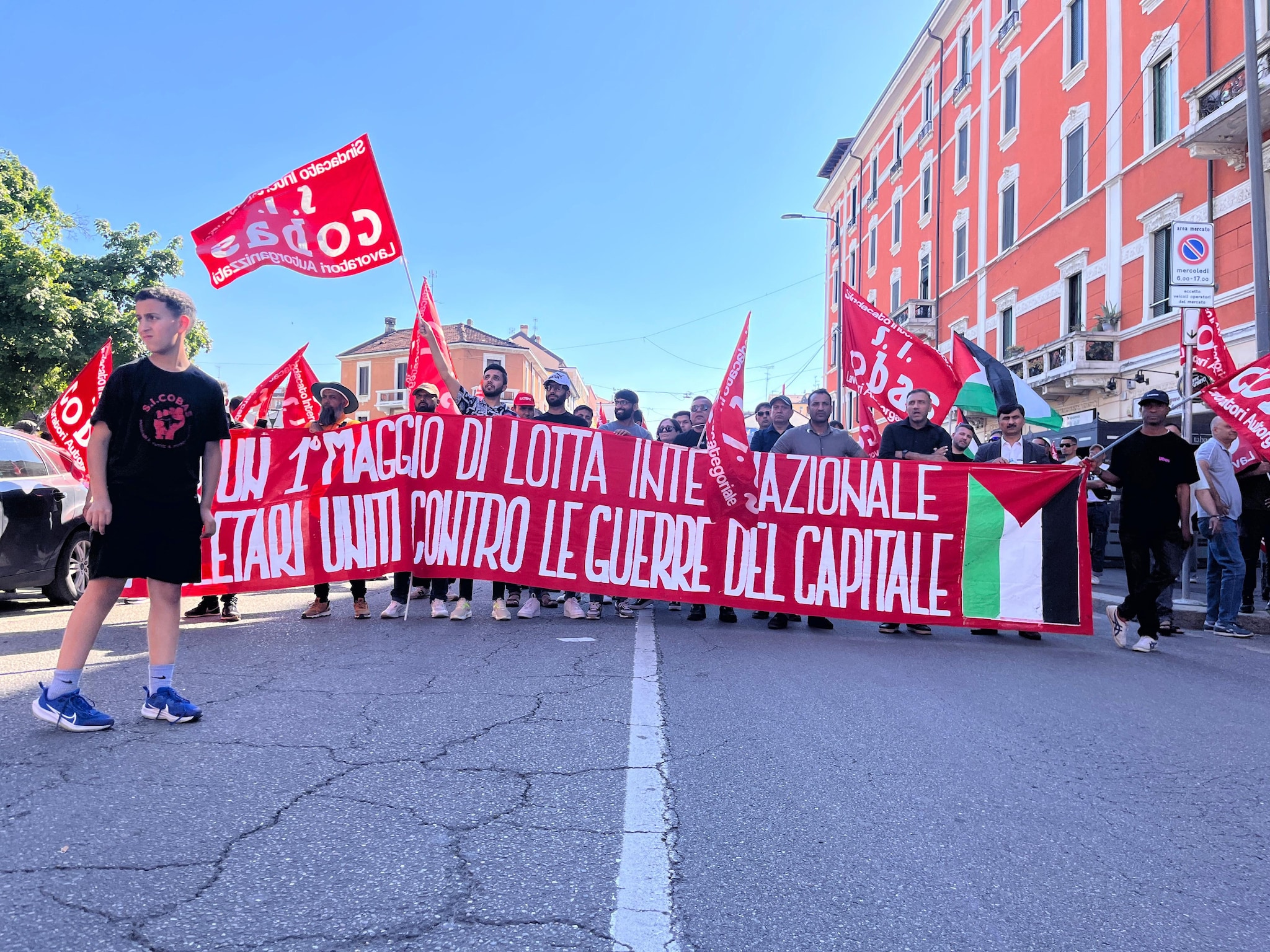 Corteo Pro Palestina in via Padova a Milano, un migliaio i partecipanti: "Contro un mondo ingiusto"