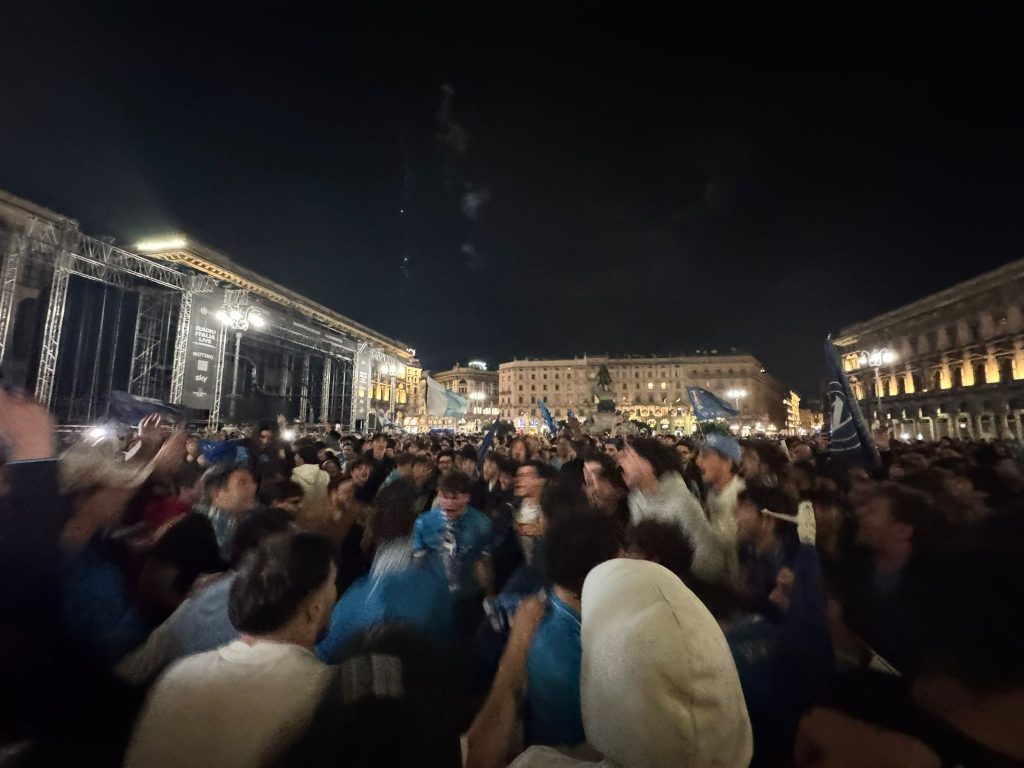 Anche a Milano si festeggia lo scudetto del Napoli campione d’Italia ...