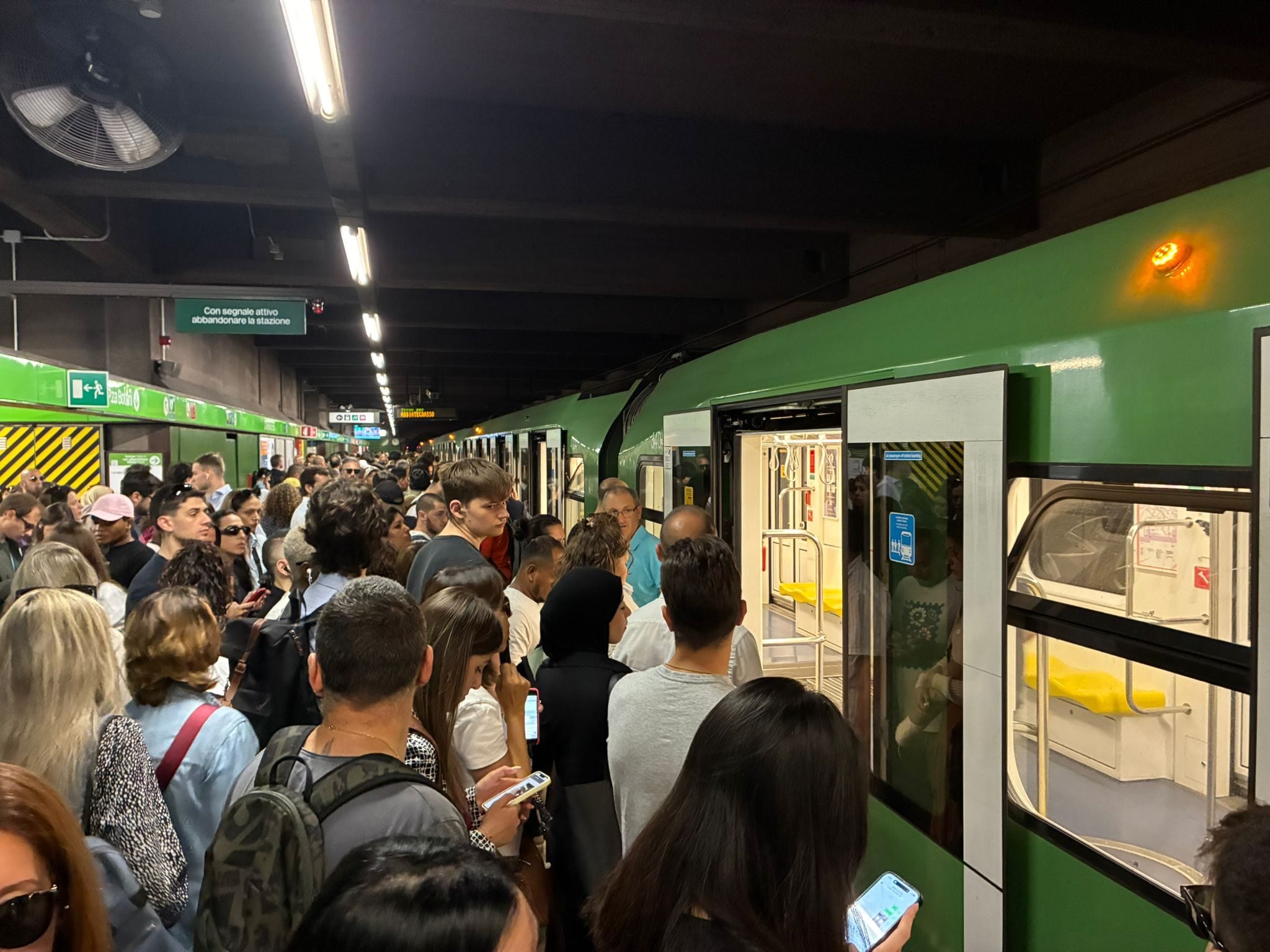 Metropolitana M2 di Milano bloccata, ritardi di oltre 15 minuti ...