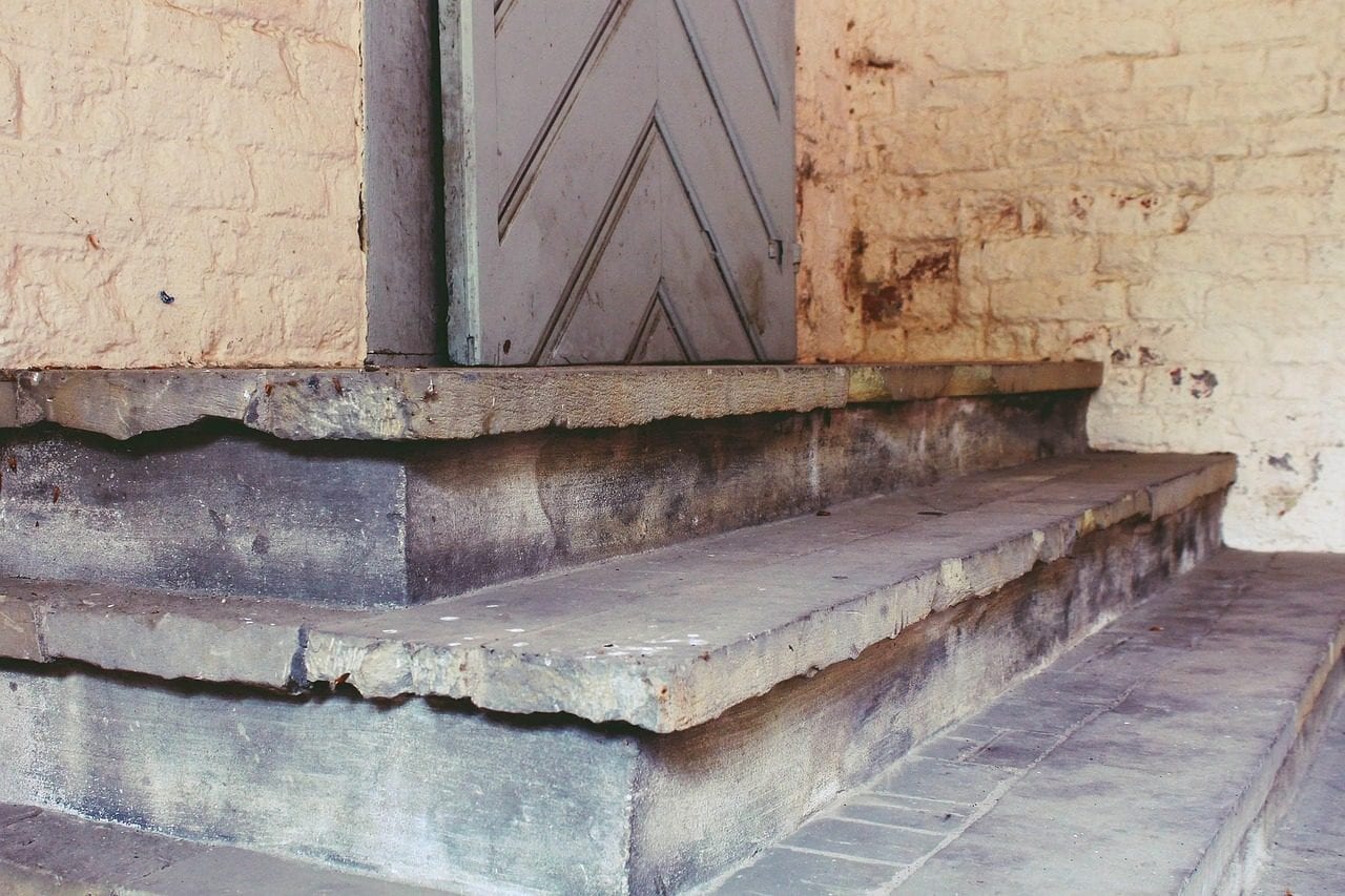 Cade dalle scale di un residence a Pavia e si rompe una gamba ...