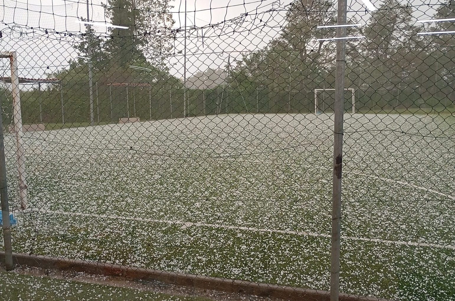 Il maltempo si abbatte sulla Lombardia con tappeti di grandine ...