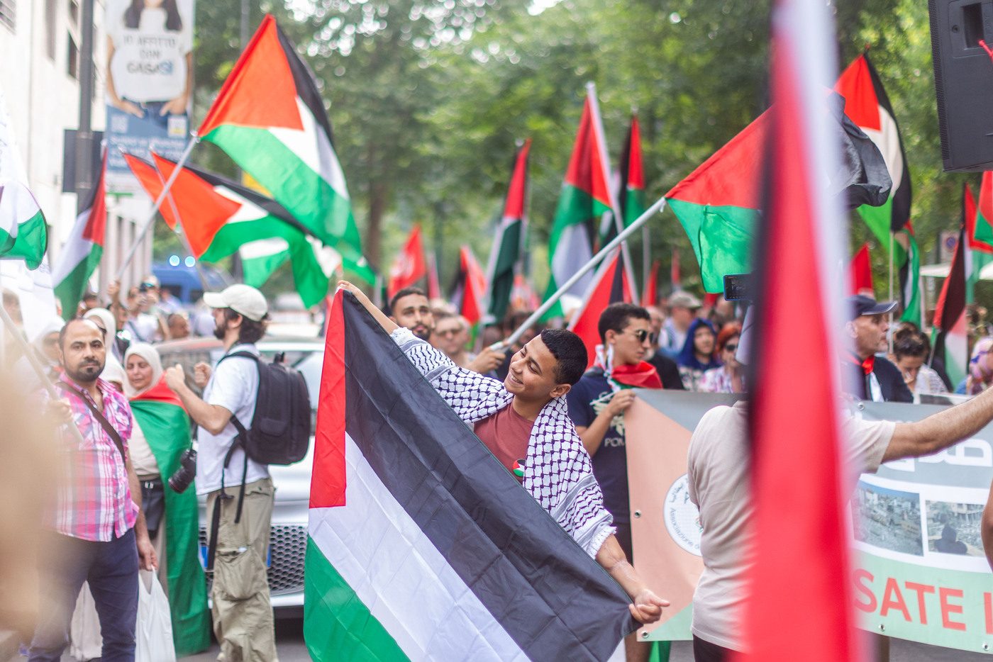Scontri con la polizia al corteo per Gaza a Milano, in strada 3mila ...