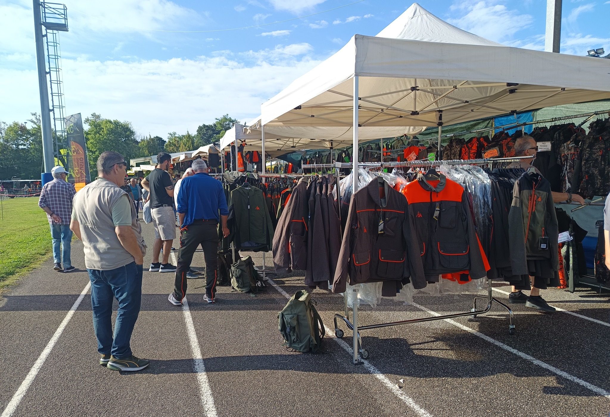 Venditore ambulante litiga con il vicino di bancarella e lo accoltella alla fiera della caccia ...