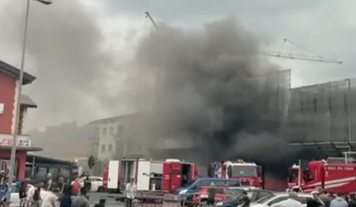 Scoppia un incendio in un magazzino di pneumatici a Rovato, il sindaco ...