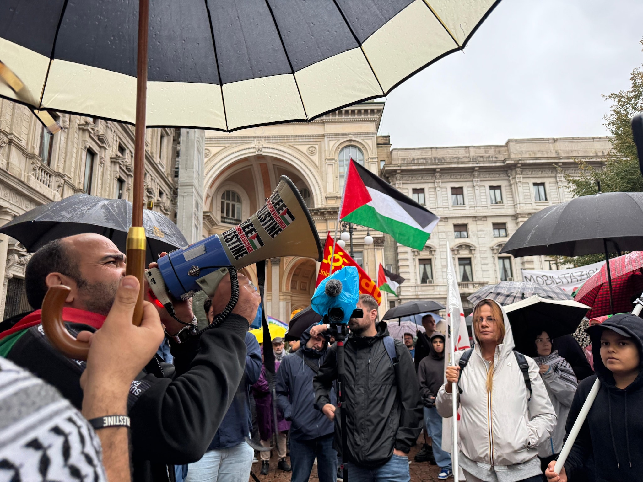 Presidio in piazza della Scala a Milano per la Global Sumud Flotilla ...
