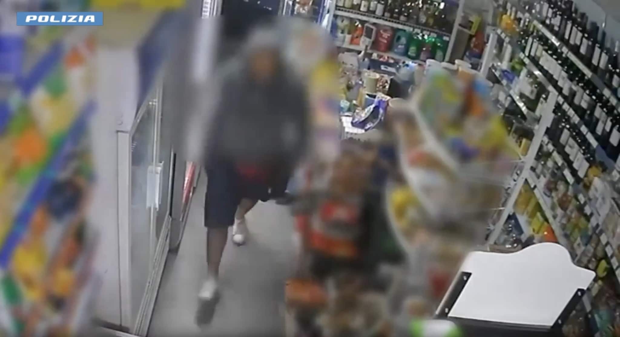 Rapinava minimarket bengalesi armato di coltello, arrestato a Sesto San Giovanni: il video del furto
