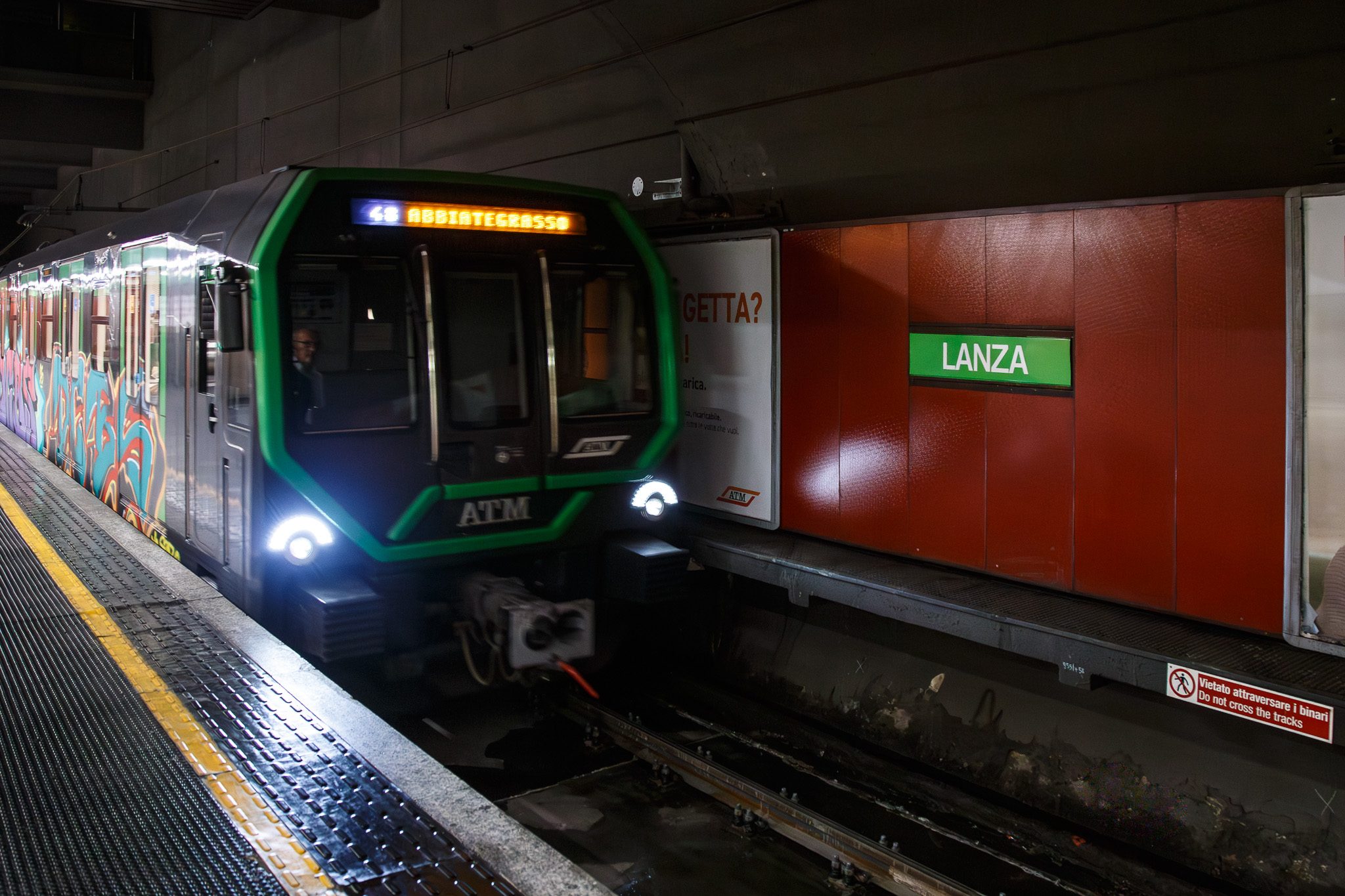 Riaprono le fermate di Lanza e Moscova della metro verde (M2) di Milano ...