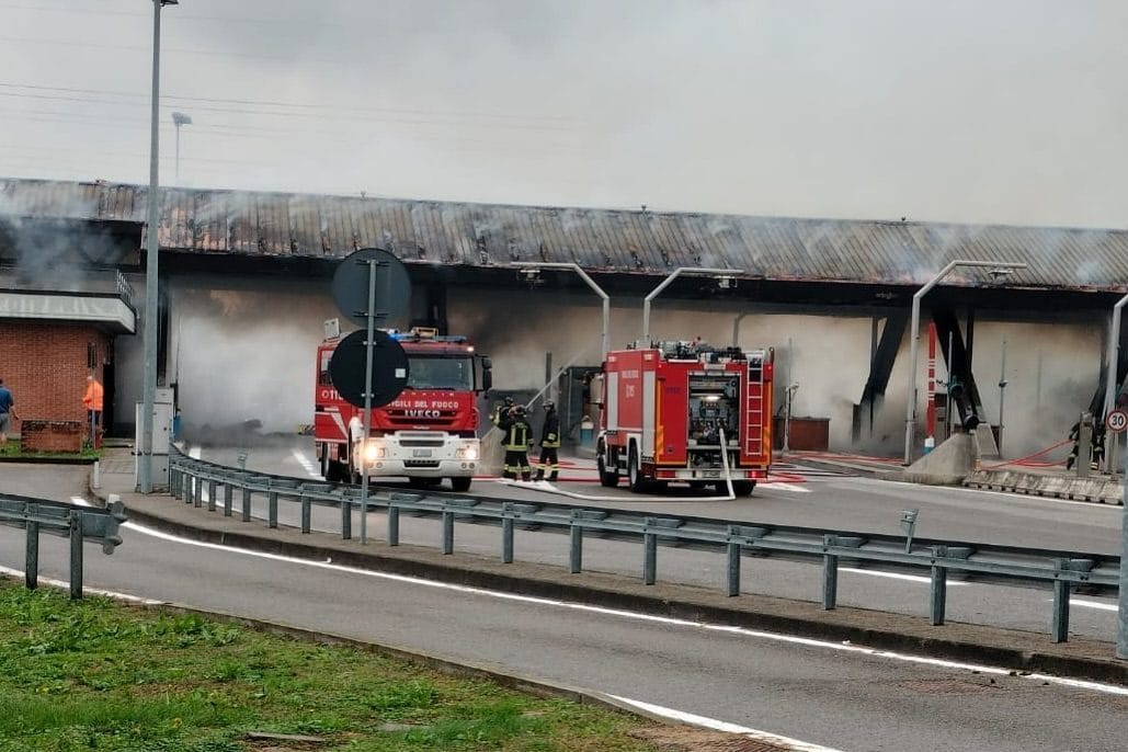 Va a fuoco il casello Brescia Sud sull'A21: struttura distrutta dalle fiamme, bloccati gli ...