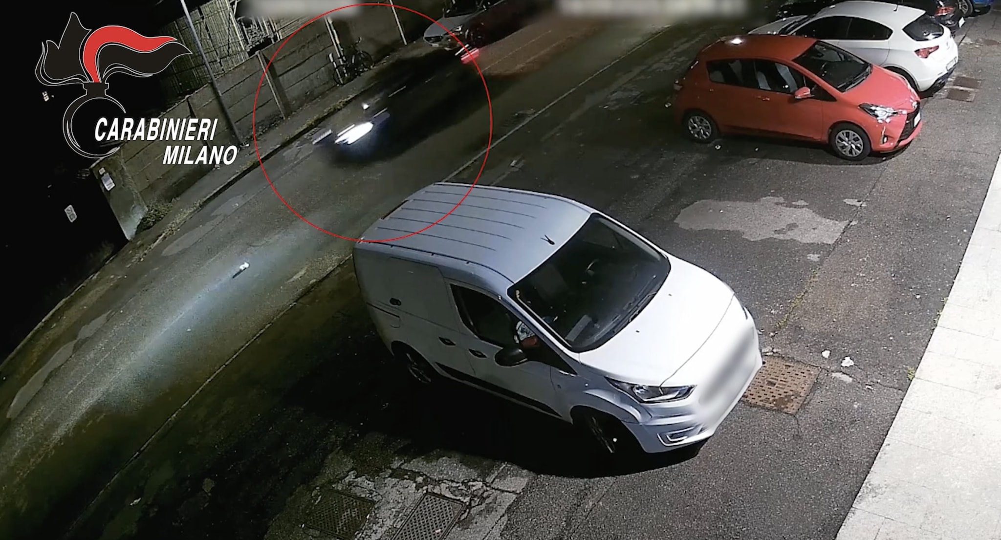 Litiga con un buttafuori e gli spara sette colpi di pistola: il video ...