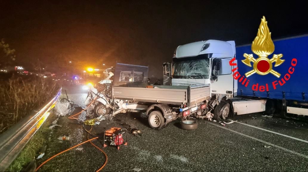 Incidente frontale tra un Tir e un furgone sulla via Emilia, morto il ...