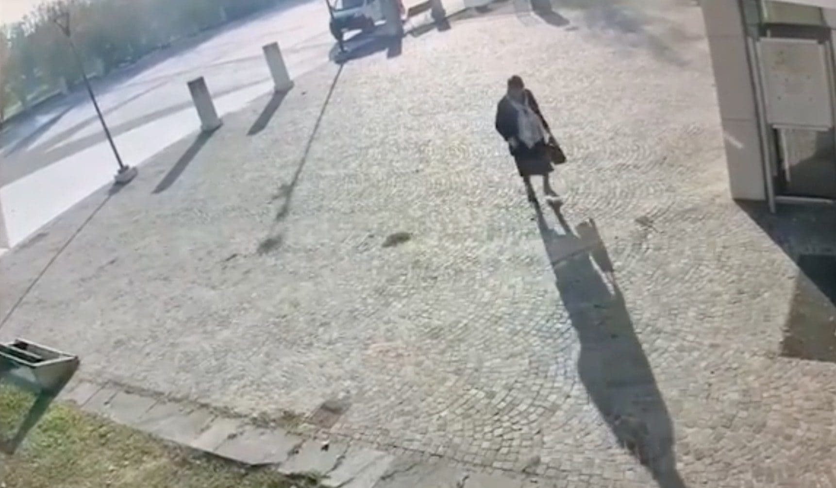 Il video dell'uomo che si è travestito per sembrare la madre morta e ...