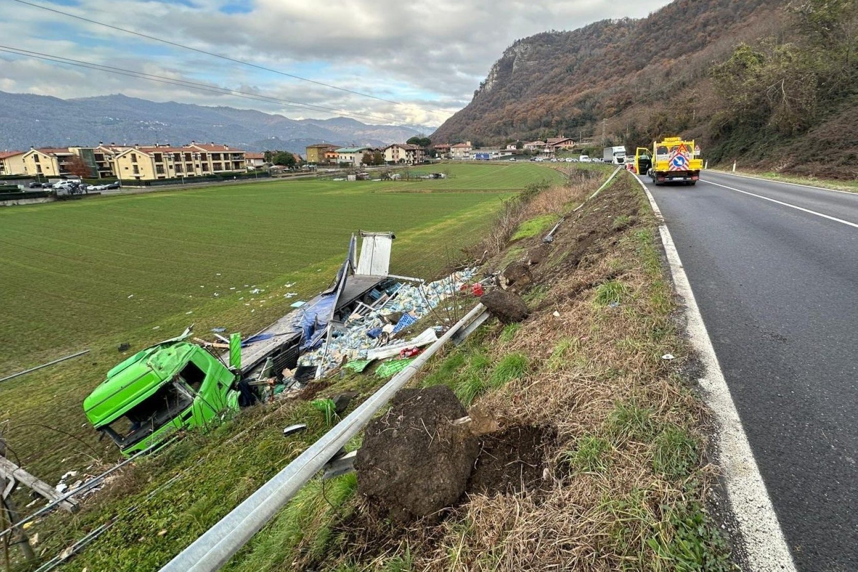 Perde il controllo del camion e si ribalta più volte in una scarpata ...
