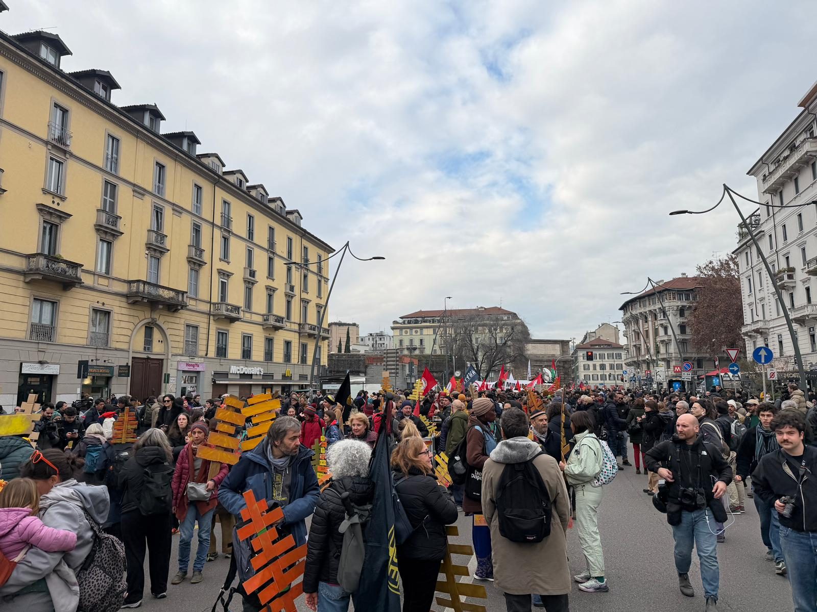 A Milano inizia il corteo contro le Olimpiadi e l'Ice, migliaia di ...