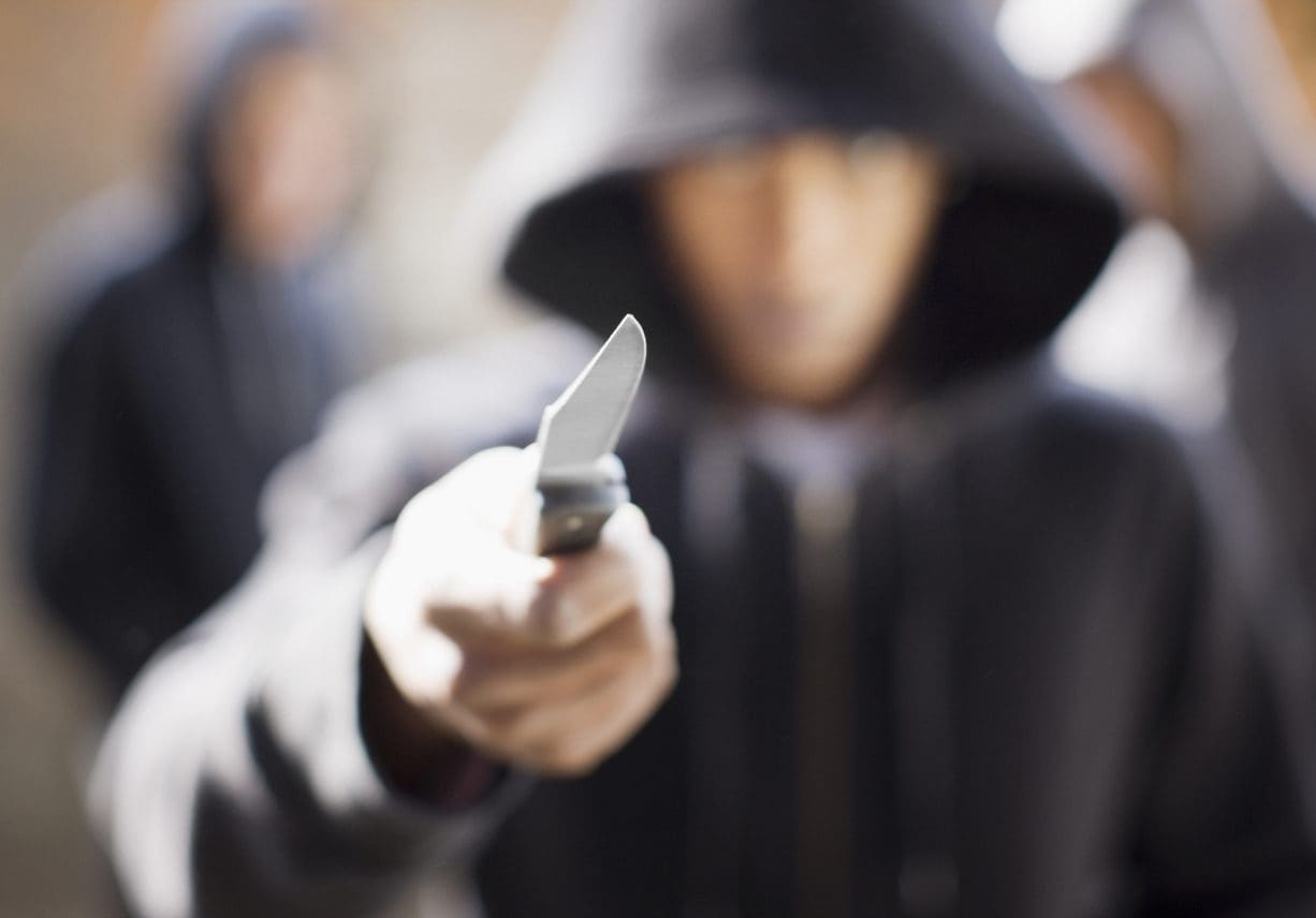 Chiede a tre ragazzi di fare silenzio e viene accoltellato a Melagnano ...