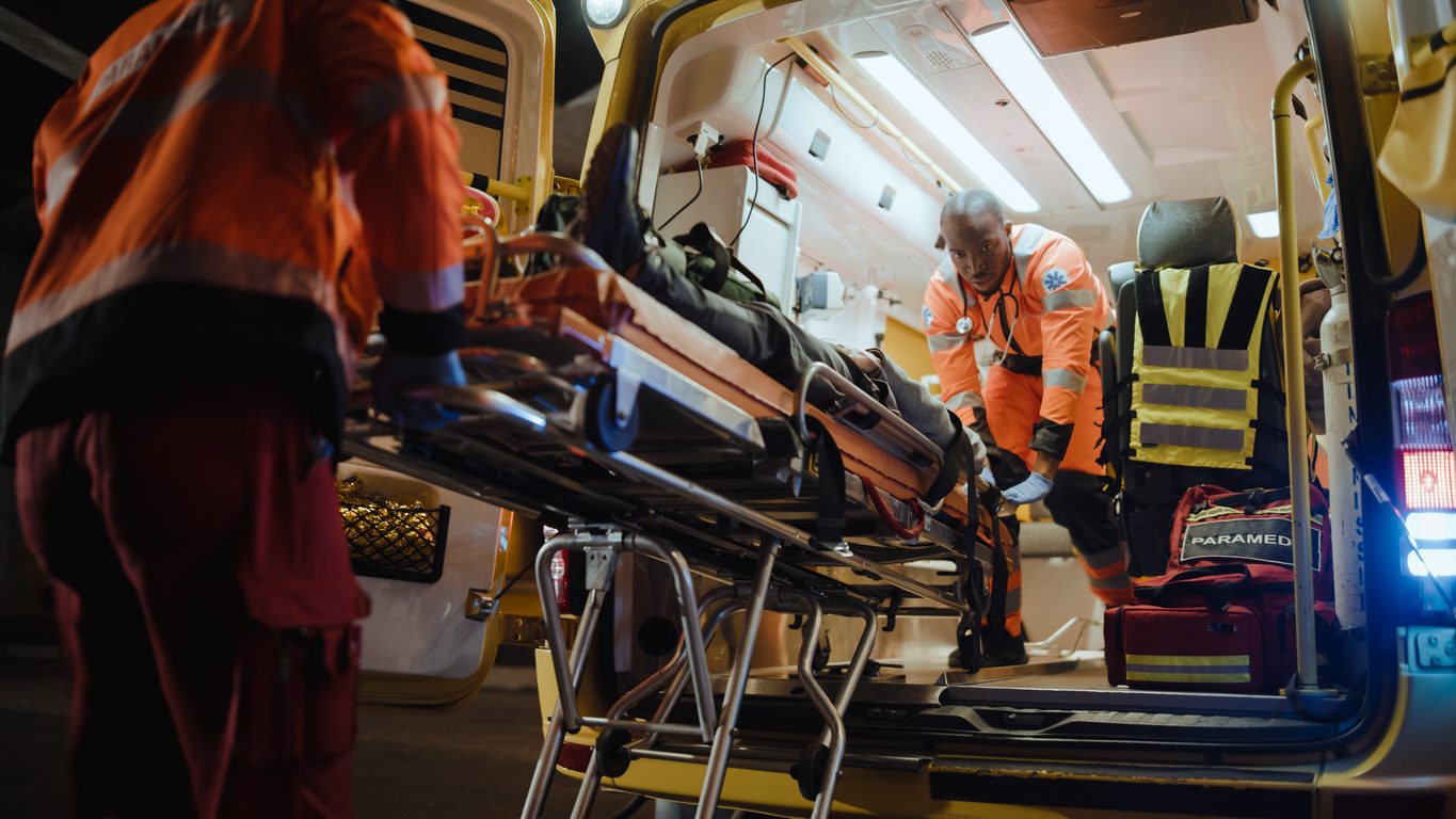 Marito e moglie travolti da un'auto a Milano: l'uomo è morto in ospedale