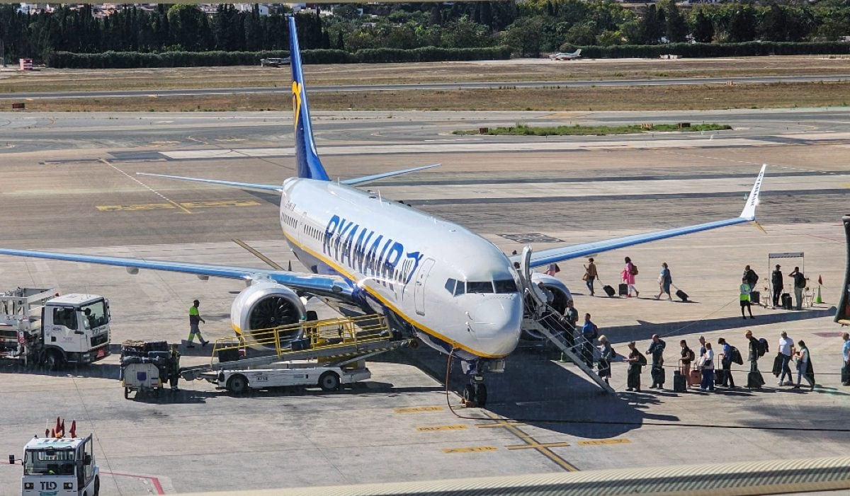 Aereo fermo in pista per 6 ore a Orio al Serio, passeggeri bloccati ...