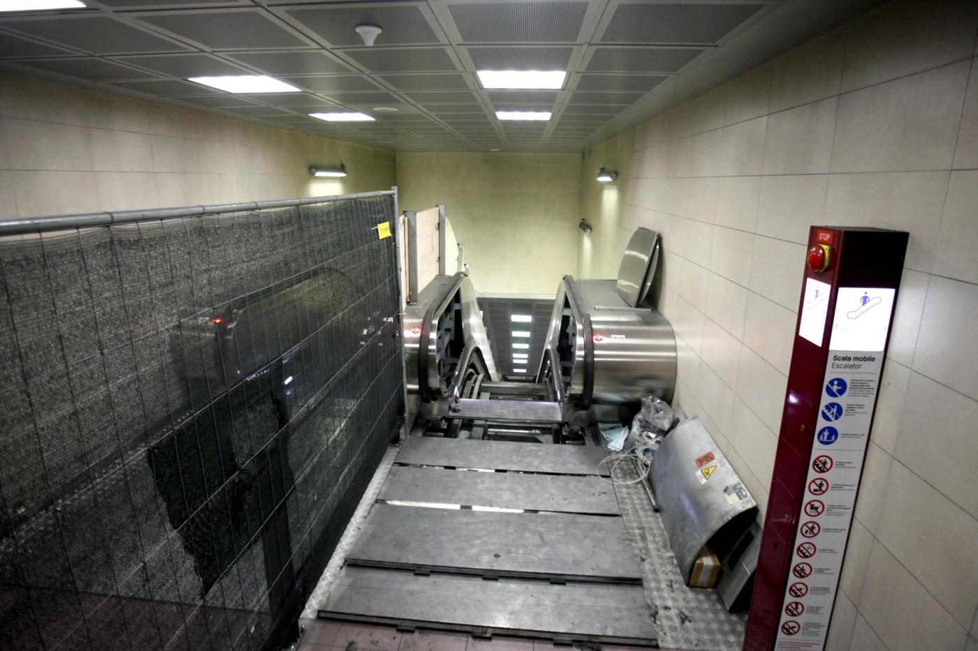 Metro linea M2 a Milano, cade un gradino della scala mobile alla ...