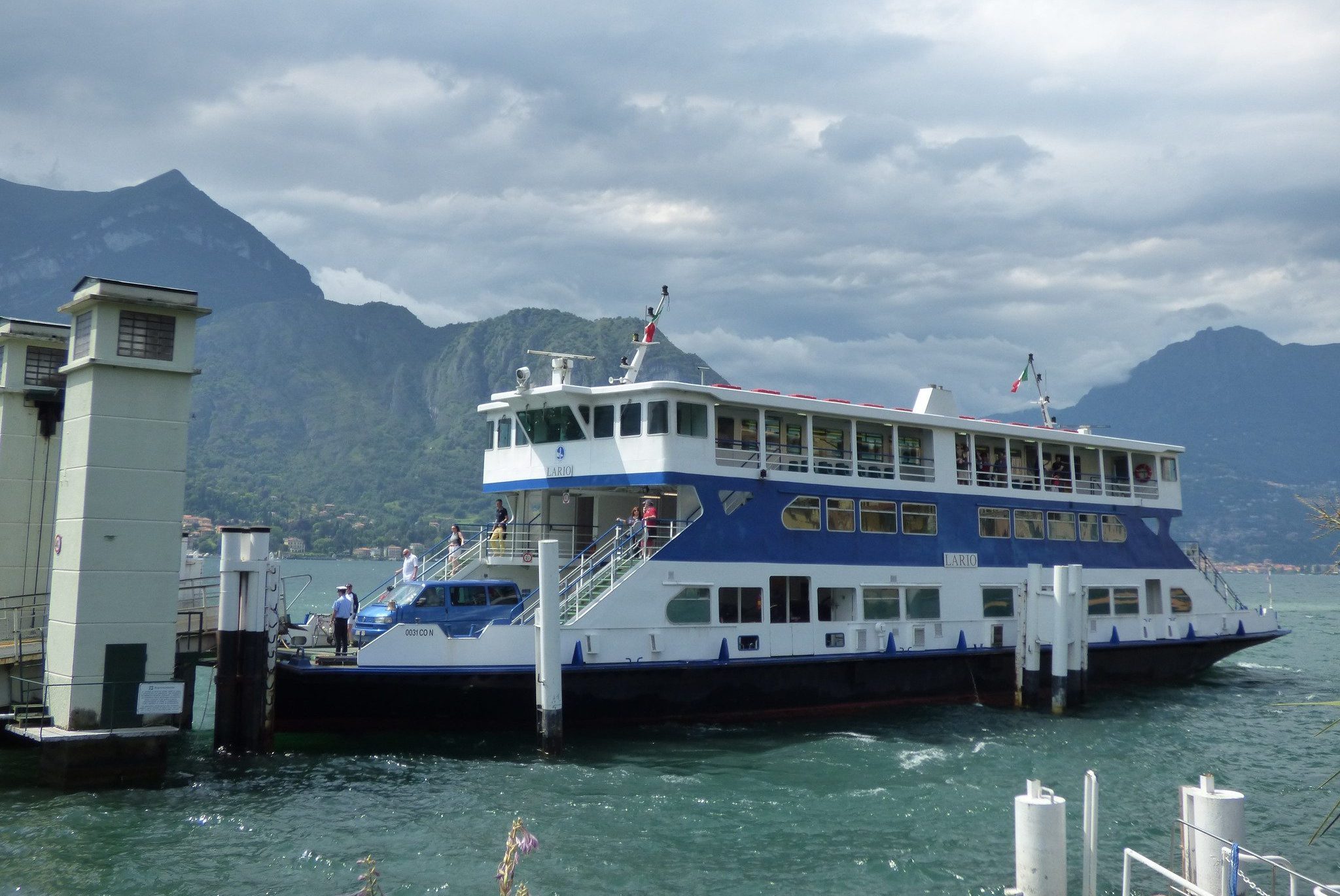 In vacanza con il marito, sale su un battello e poi minaccia di ...