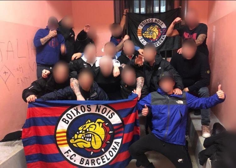 Bandiere e saluti romani in Questura: la foto beffa degli ultras del ...
